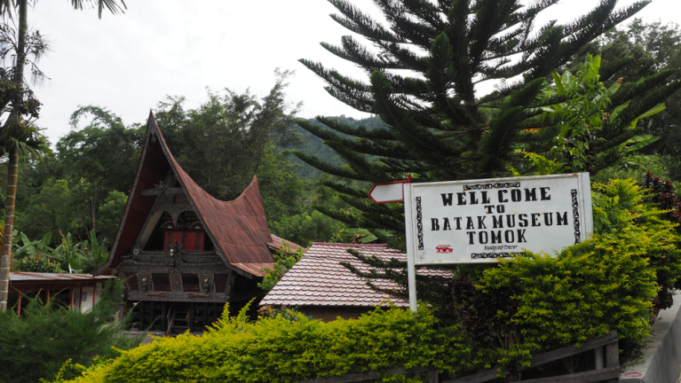 Pesona Budaya Batak Toba Lewat Desa Tomok | Atourin Blog