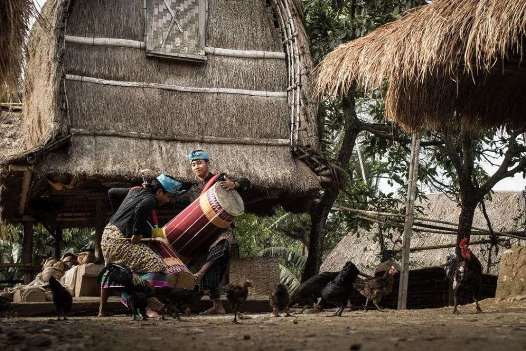 Jarang Dibahas! 5 Fakta Menarik Rumah Adat Sasak Ende di Lombok ...